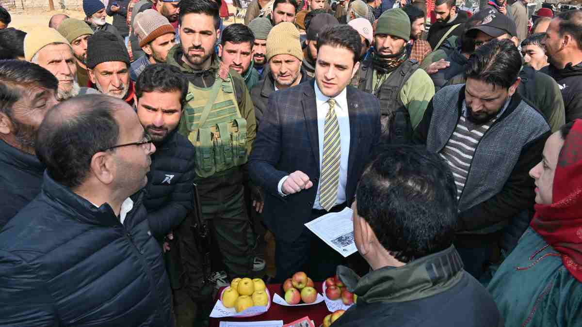 DC Kulgam holds back-to-back Grievances Redressal camps at Devsar ...