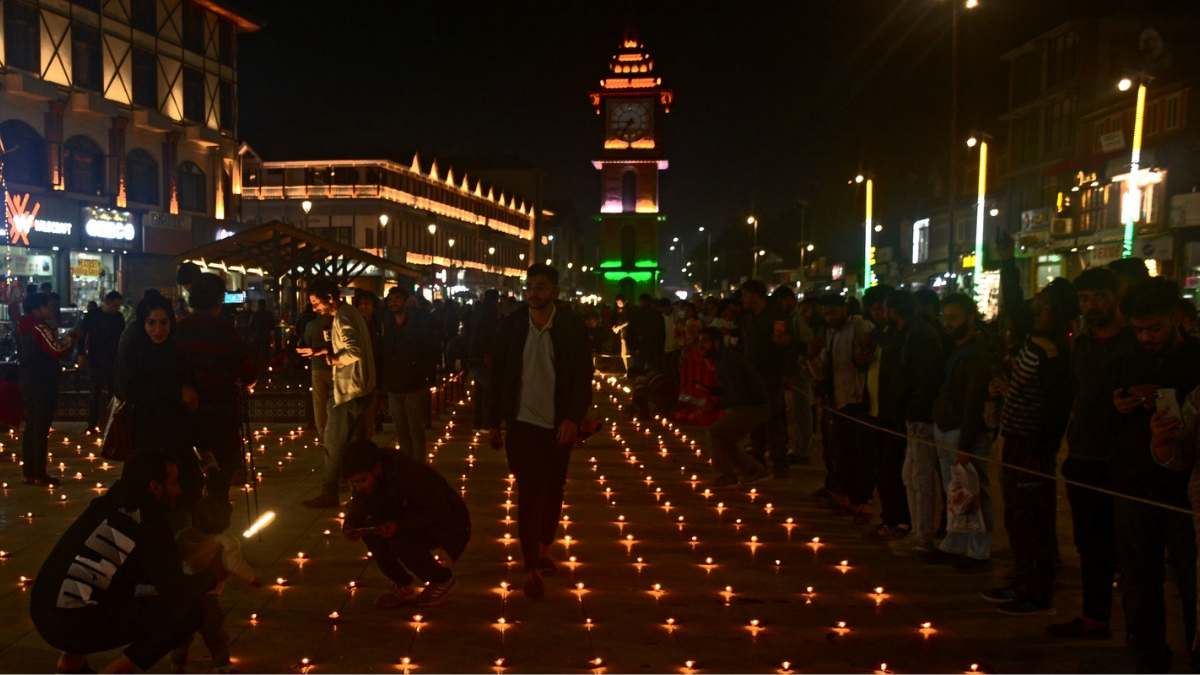 Diwali Celebrated at Srinagar’s Iconic Clock Tower – Asian News Hub
