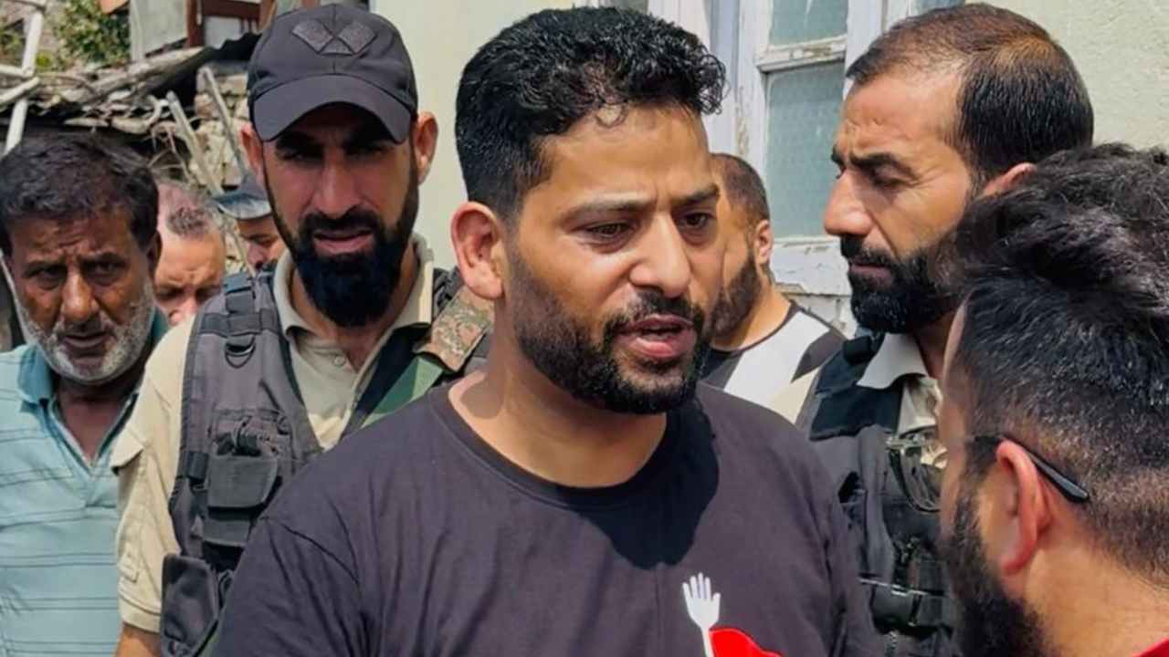 Er. Aijaz Hussain Visits Rajbagh, Donates Two Months’ Salary to Fire ...